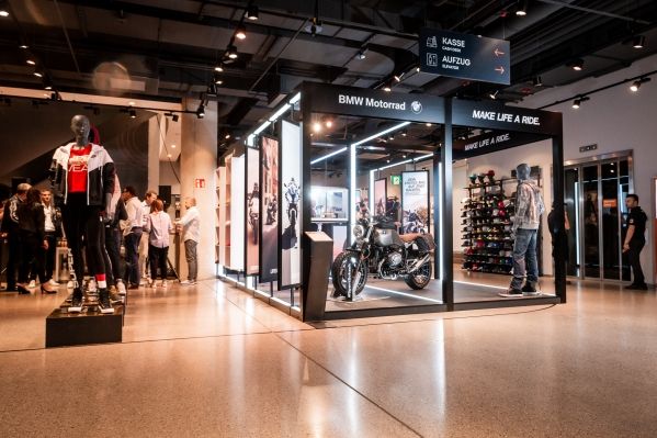 Brand Experience: BMW Motorrad eröffnet Pop-Up Store bei Sport Scheck
